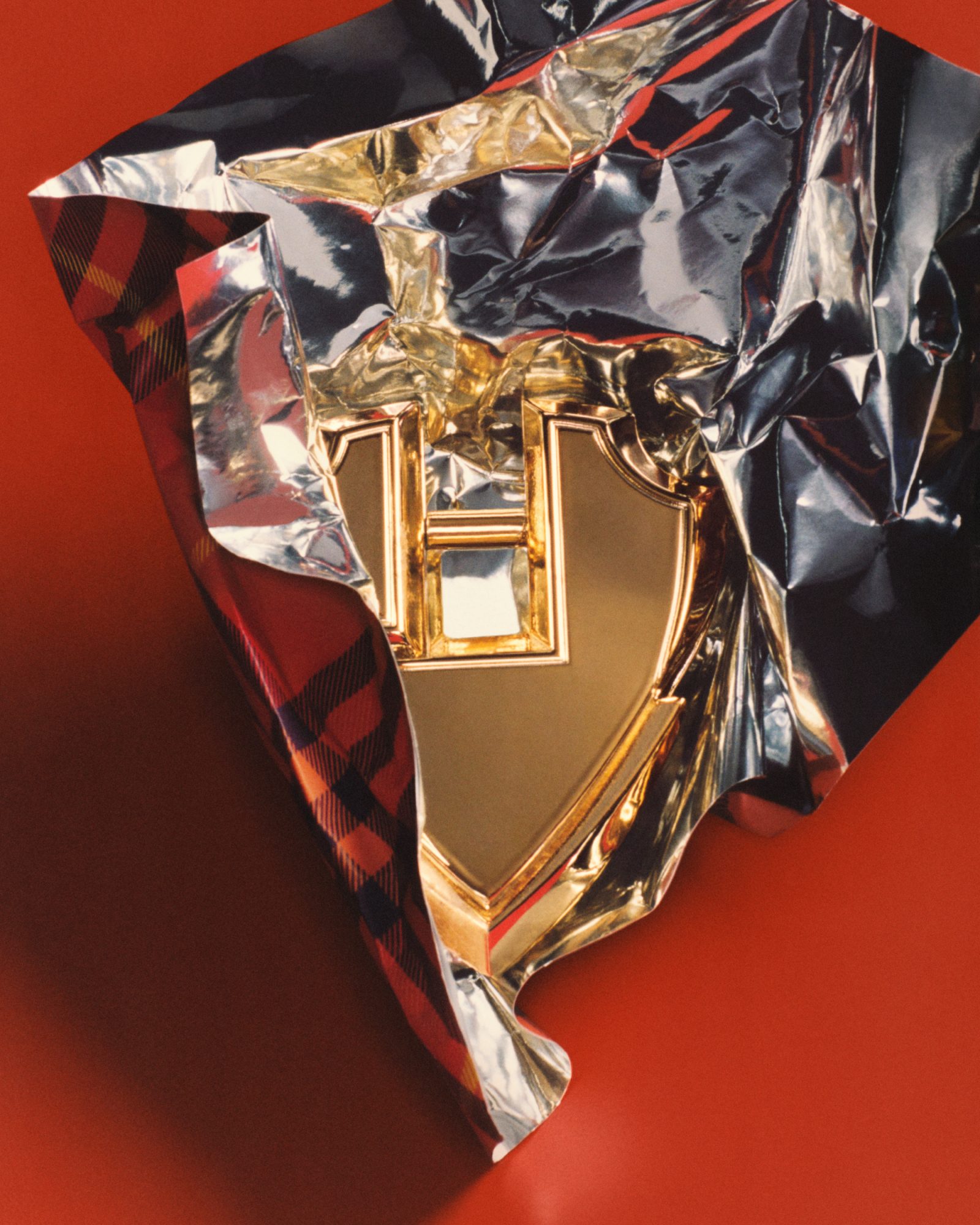 Milo Reid Photographs Burberry Festive Campaign – News – DoBeDo Represents